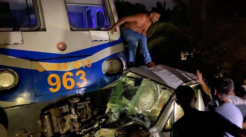 யாழில் சற்று முன் ரயில் மோதி சுக்குநூறாகியது கார்!! இருவர் பலி !! Video - Vampan