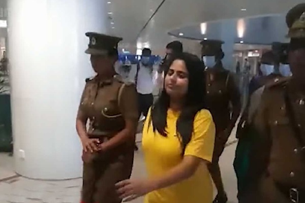 நிர்வாணமாக்கி பெண் உறுப்பினுள் விரல் விட்ட சிறை அதிகாரிகள்!! திலினி பிரியமாலி சட்டத்தரணிகளிடம் ...