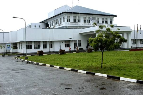 யாழ் பொலிஸ் நிலையத்தில் வெற்றிலை சப்பியபடி அடாவடியில் ஈடுபட்ட பொலிஸ் உத்தியோகத்தருக்கு நேர்ந்த ...