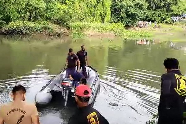 மன்னம்பிட்டியில் ஆற்றுக்குள் பாய்ந்து பஸ் விபத்தில் சாரதி கைது - தேடுதல் ஆரம்பம் !! - Vampan