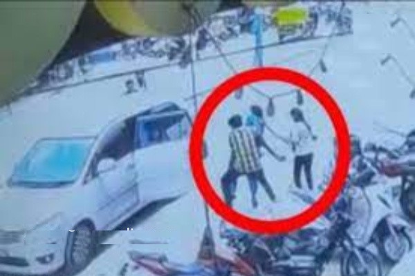 ரியூசன் சென்று திரும்பிக் கொண்டிருந்த 17 வயது மாணவி தாயின் கண் முன்னே கடத்தப்படும் காட்சிகள் ...