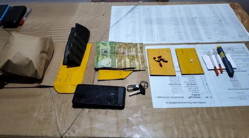 யாழில் போதைப் பொருள் விற்பனை செய்பவனை மோப்ப நாய் வீட்டுக்குள் புகுந்து பிடித்த காட்சிகள் இதோ ...