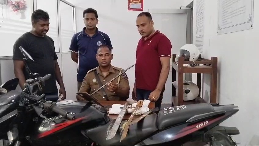 யாழில் பதியப்படாத மோட்டார் சைக்கிளுடன் சுற்றிய காவாலியை மறித்த பொலிசார்!! 5 வாள்கள் மீட்பு ...