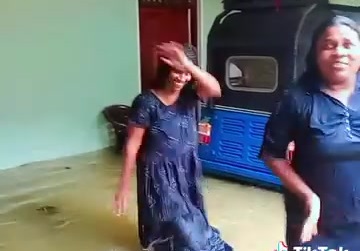 ரணகளத்திலும் கிளுகிளுப்பு!! 2 குந்தானிகளின் திருவிளையாடல் காட்சிகள்!! வீடியோ - Vampan