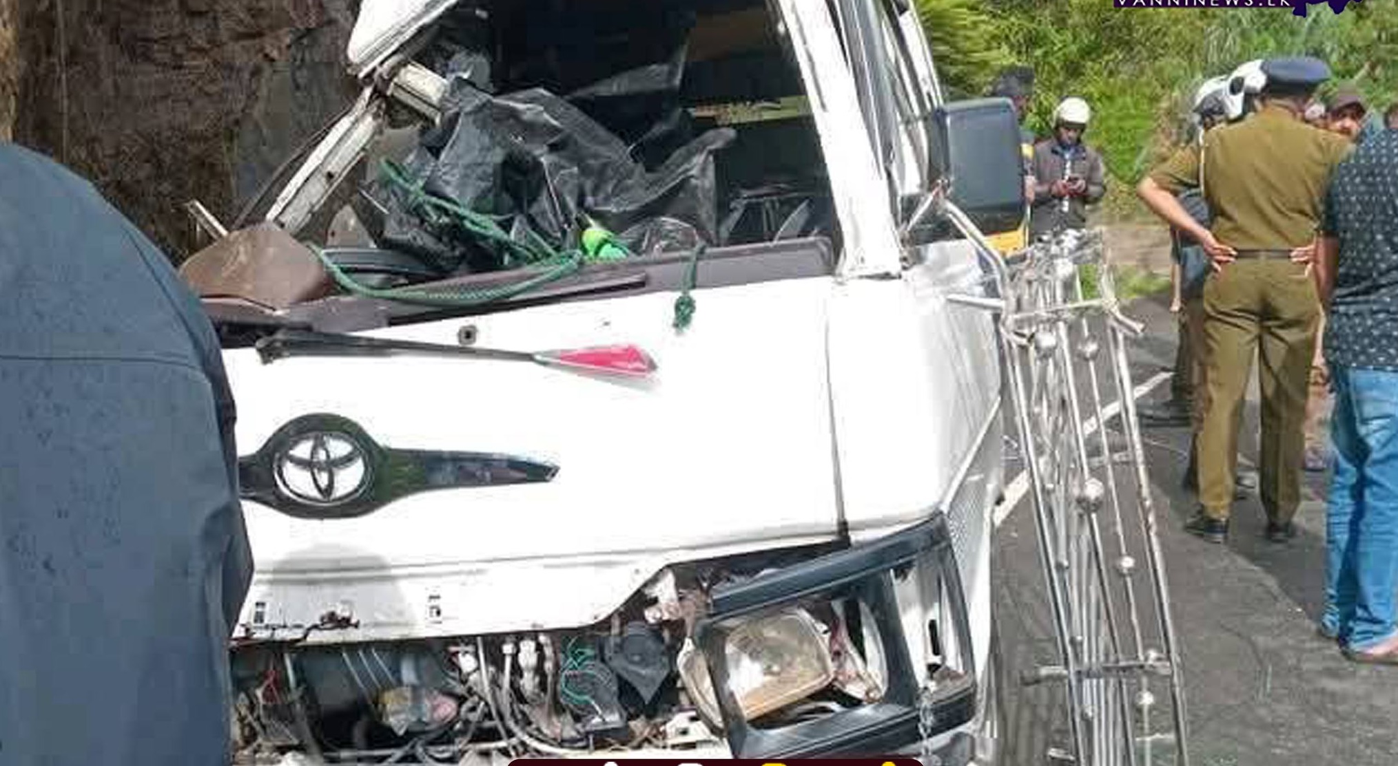 16 பயணிகளுடன் சென்ற வேன் விபத்து.இருவர் மரணம் ,14 பேர் வைத்தியசாலையில். - Vampan