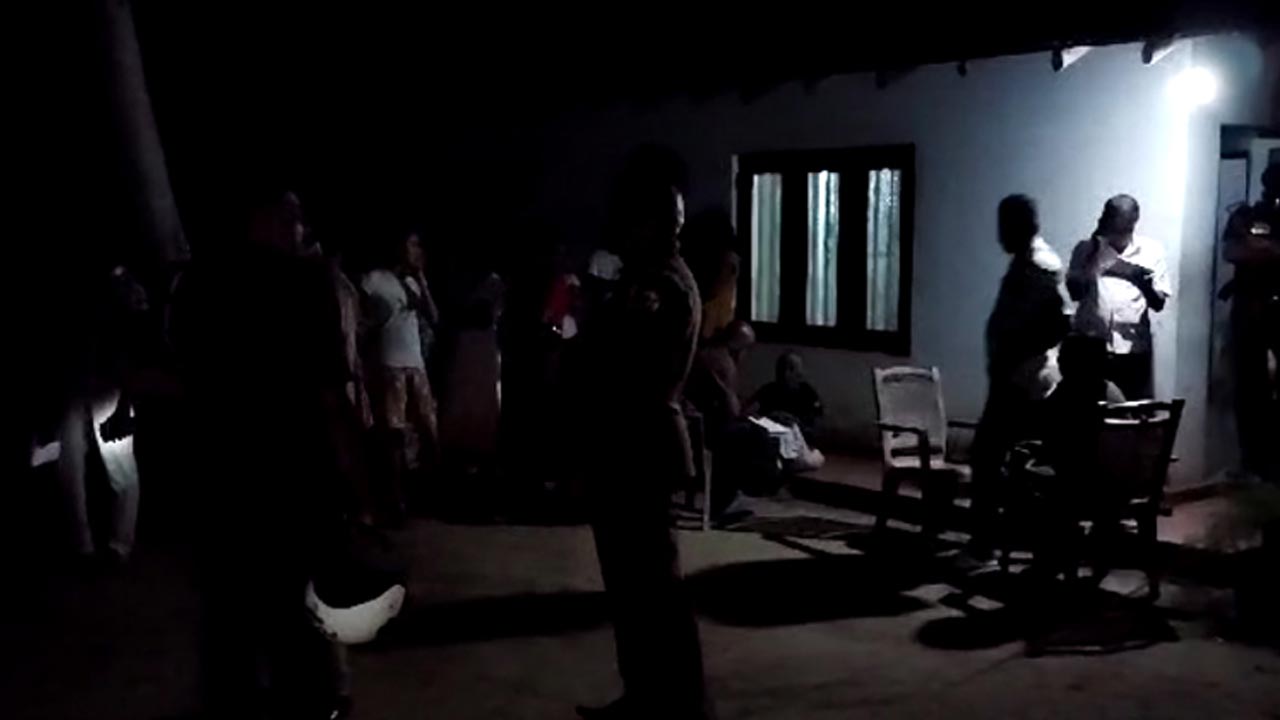 அம்பலாந்தோட்டையில் பயங்கரம்!! வீட்டுக்குள் வைத்து 3 பேர் வெட்டிப் படுகொலை!! - Vampan