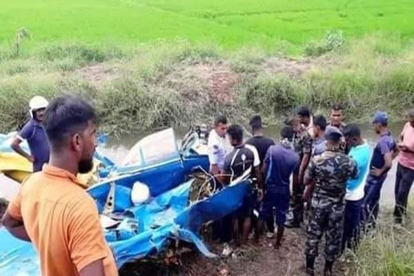 இலங்கை விமானப் படையின் பயிற்சி ஜெட் விமானம் விபத்து..! - Vampan