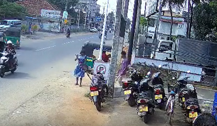 யாழ் பரமேஸ்வரா சந்தி மிக்சர் கடை அருகில் பொம்பிளைப்பிள்ளையின் விளையாட்டு!! வீடியோ - Vampan