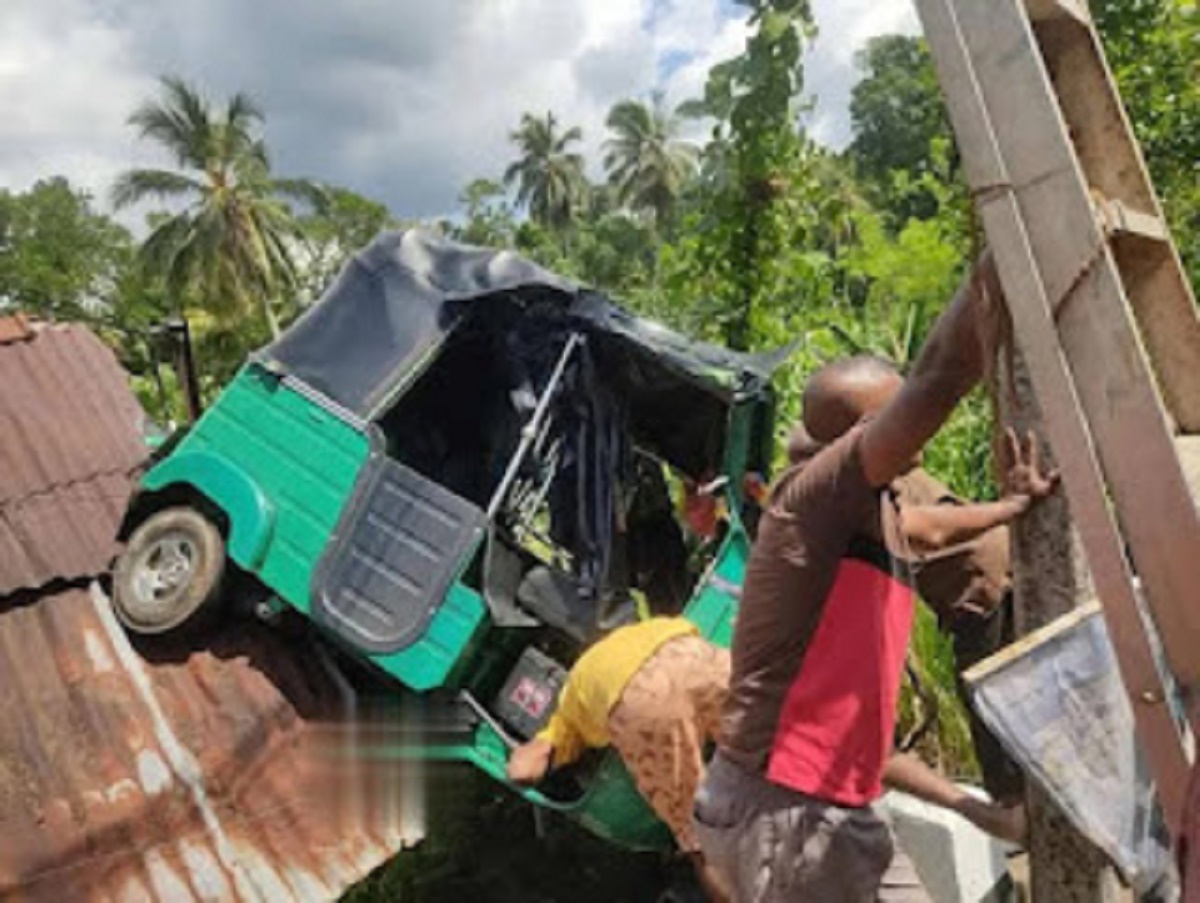 வீட்டின் கூரைக்கு மேல் பாய்ந்த ஆட்டோ!! 2 பேர் படுகாயம்! - Vampan