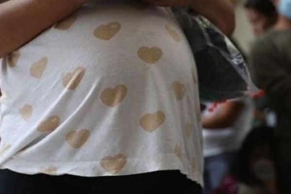 கனடாவிலிருந்து வந்து வவுனியாவில் 17 வயது யுவதியுடன் ஜல்சா புரிந்த அங்கிள்!! 35 லட்சம் பறித்த ...