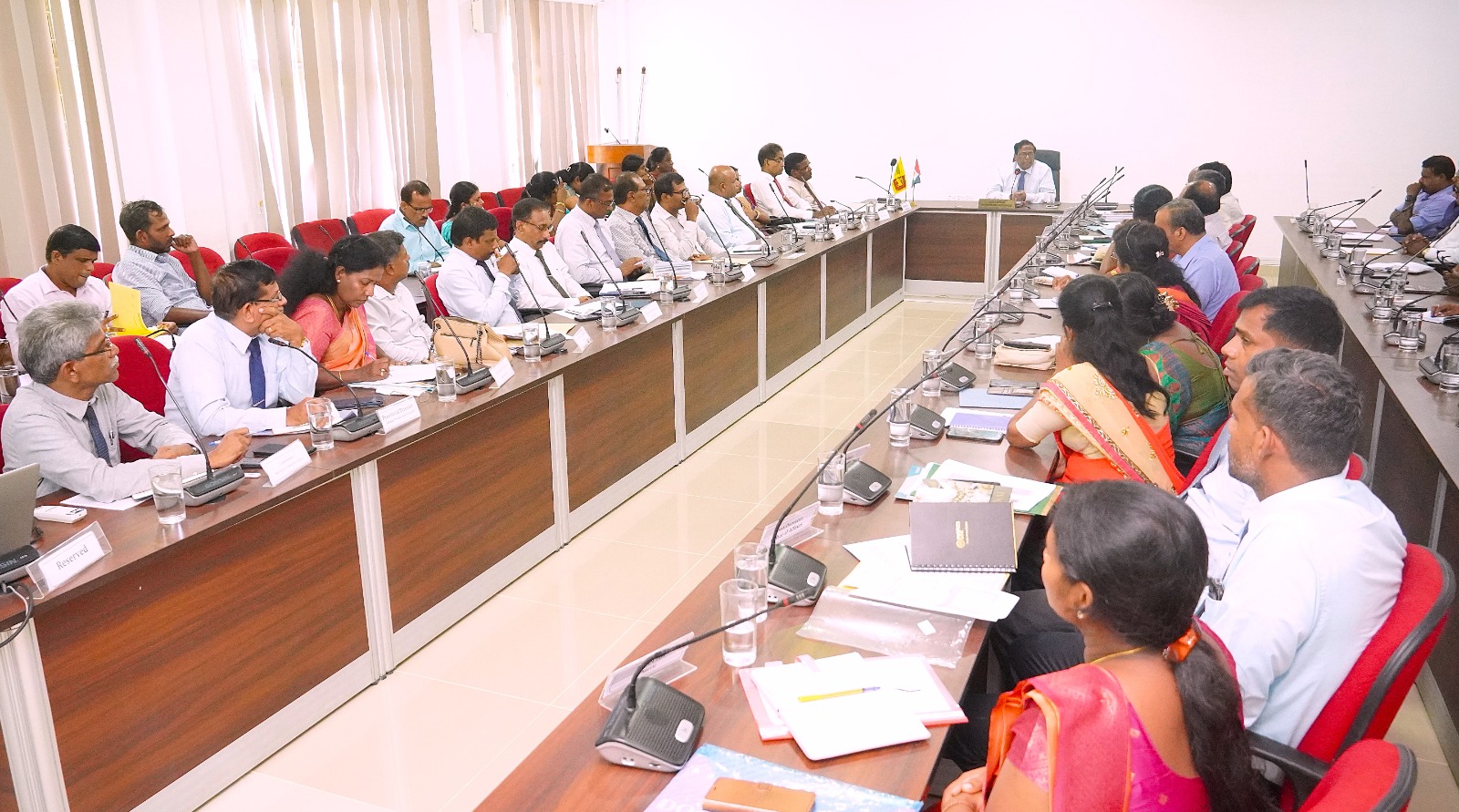 வடக்கில் காலை 8.30 மணி வேலைக்கு 09 மணிக்கு வரும் திணைக்கள தலைவர்கள்! - Vampan