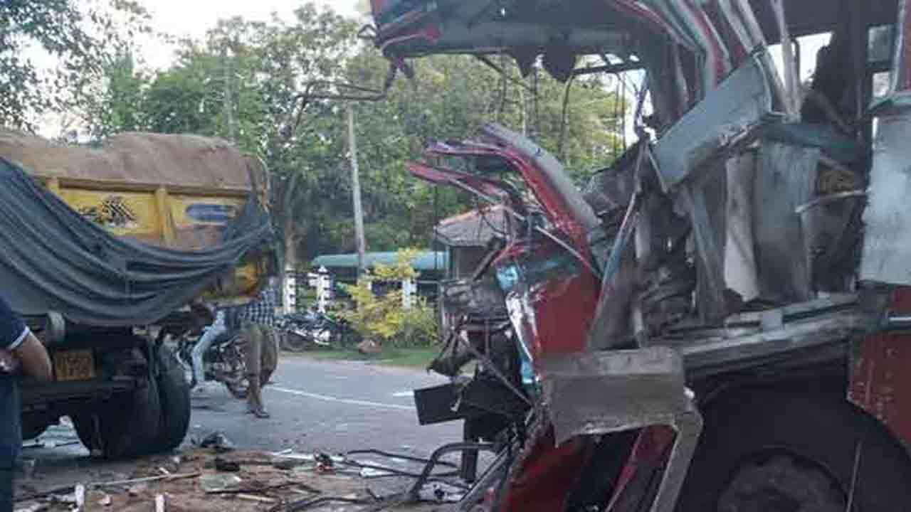 மட்டக்களப்பிலிருந்து சென்ற பேரூந்து விபத்து - ஒருவர் பலி - பலர் காயம்! வீடியோ - Vampan