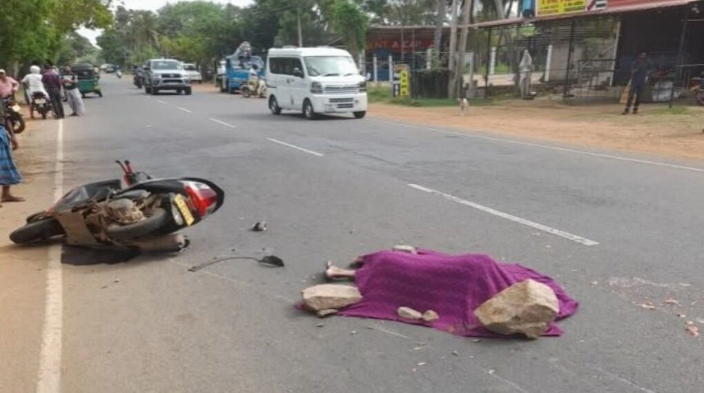 வவுனியாவிலிருந்து சென்ற தனியார் பஸ் மோதி ஒருவர் பலி!! - Vampan