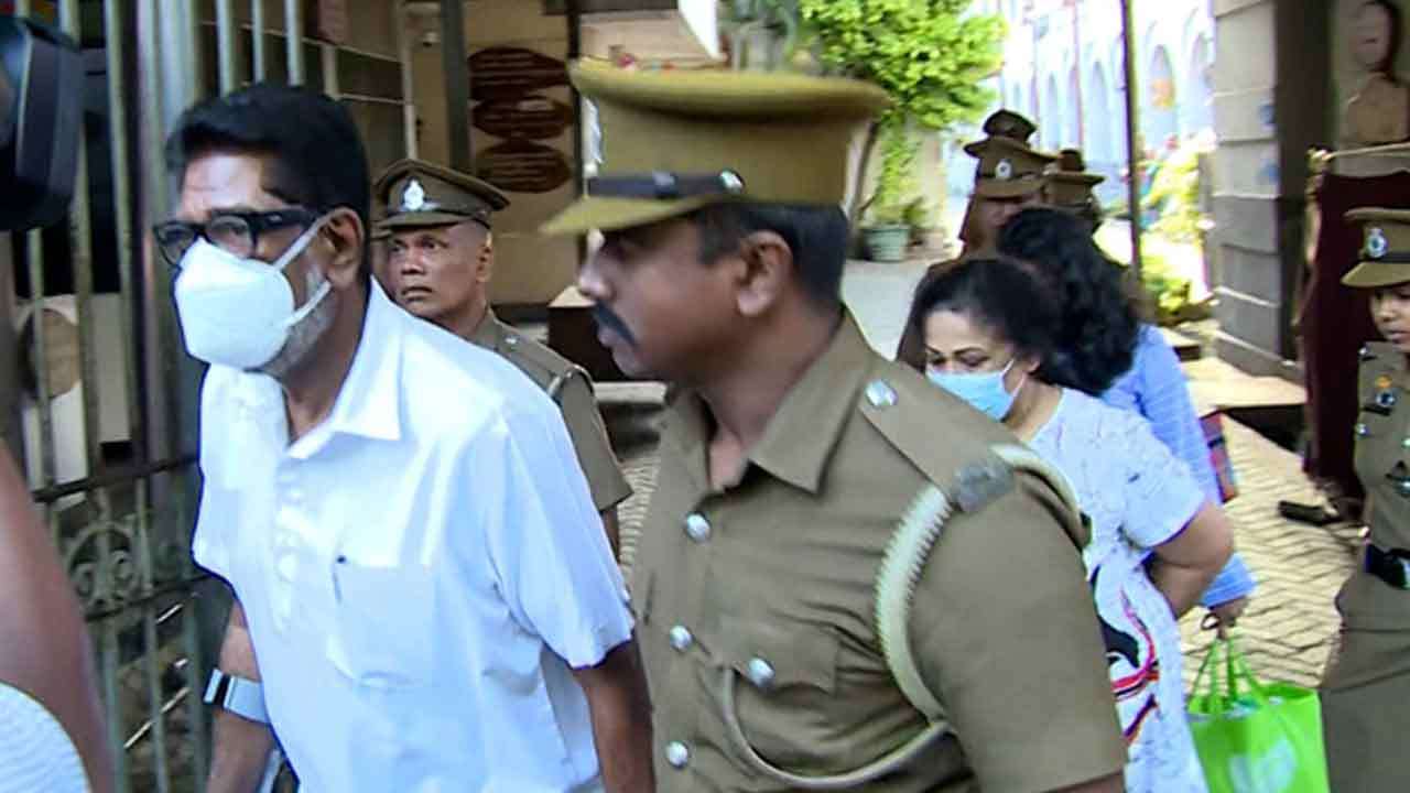 சிறைச்சாலைக்கு அழைத்துச் செல்லப்பட்ட கெஹெலிய, மனைவி மற்றும் மகள்! - Vampan