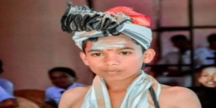 மட்டு'வில் கோயில் பாம்புப் புற்றுக்கு பால் ஊற்றிய 16 வயதுதான கியோபன் பரிதாபகரமாகப் பலி!! - Vampan