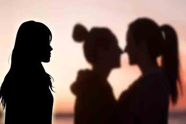 தனது 14 வயது மகளுடன் உறவு கொண்ட தாய் கைது! நடந்தது என்ன? - Vampan