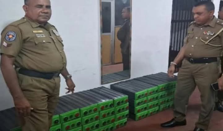 களுவாஞ்சிக்குடியில் 14 இலட்சம் பெறுமதியான தொலைத்தொடர்பு கோபுர பற்றரிகளுடன் இருவர் கைது! - Vampan