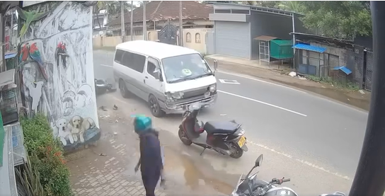 இன்று யாழ்ப்பாணம் தட்டாதெரு சந்தி அருகில் நடந்த விபத்தில் ஹயஸ் வாகன சாரதியின் கொலை வெறி……வீடியோ ...