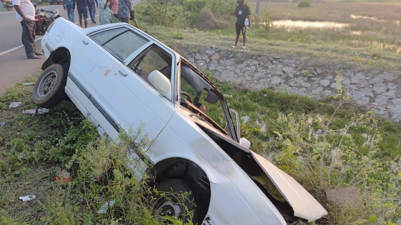 யாழ் வல்லை வெளி மதவுக்குள் தலை கீழாகக் கவிழந்த கார்!! 3 பேர் படுகாயம்!! மகளின் 2 காலும் ...