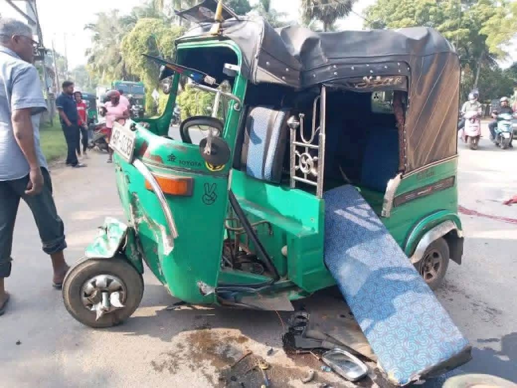 யாழில் இடம்பெற்ற விபத்தில் ஓட்டோ சாரதி படுகாயம்! Photos - Vampan